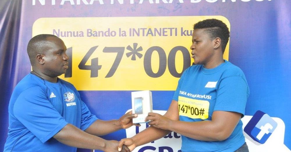 Wateja 996 wajinyakulia simu janja za TECNO R6 na bonasi za data bure ...