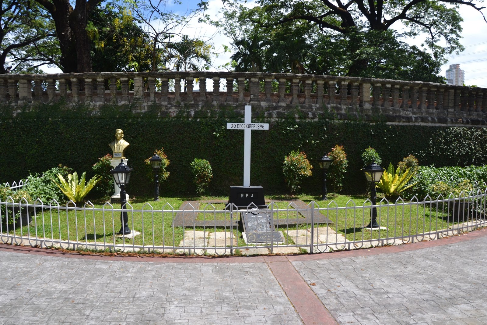 Manila: Paco Park and Cemetery