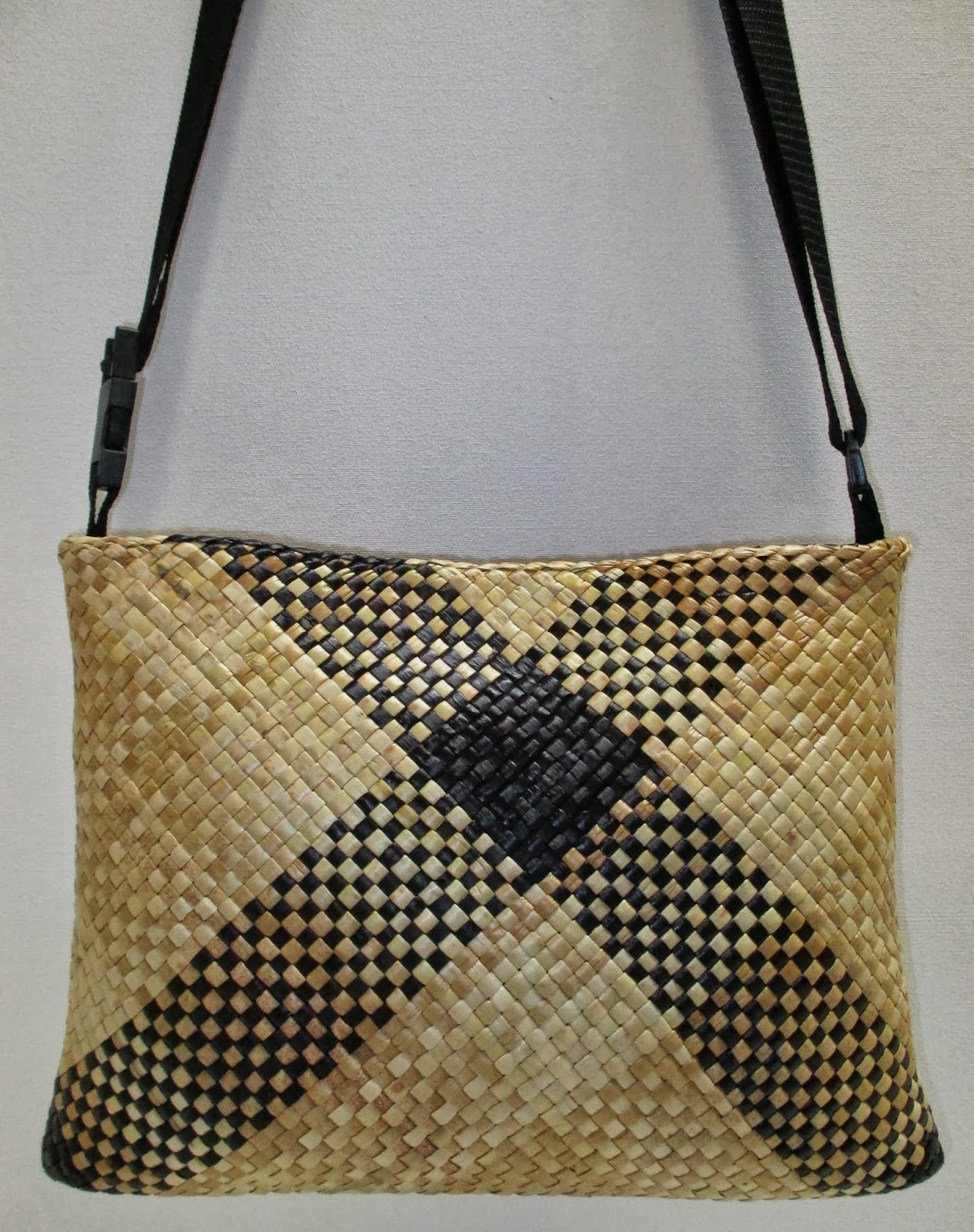 Kete Satchel Michelle mayn | Flax weaving, Weaving patterns, Weaving