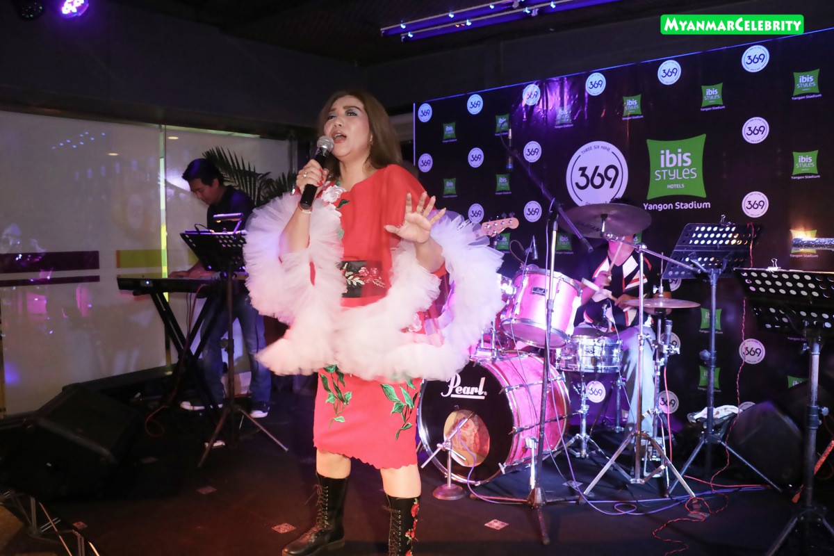 အဆိုေတာ္ ေမခလာ ရဲ႕ "Live Music With May Kha Lar" ပြဲ