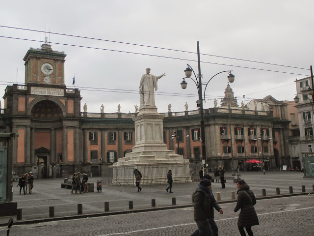 RINT E VIC: Piazza Dante: “godetevi lo spettacolo”