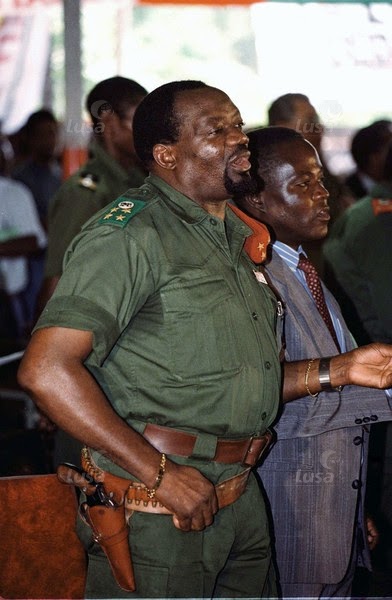 Jornalismo: Diz que é uma espécie de democracia: Savimbi Vida e Morte