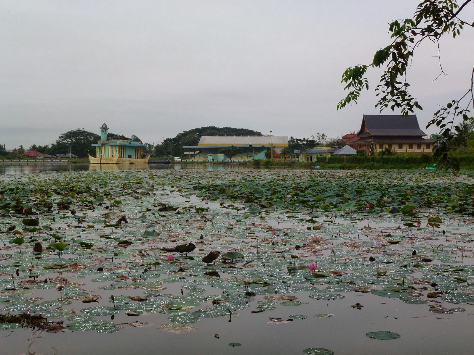 Rumah Kata Momon S. Maderoni: DITEPI DANAU RAJA, KETIKA SEJARAH BAGAI ...