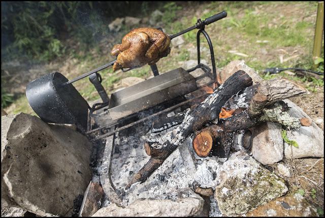 Cuisine de caractère: Poulet au tournebroche, au feu de bois