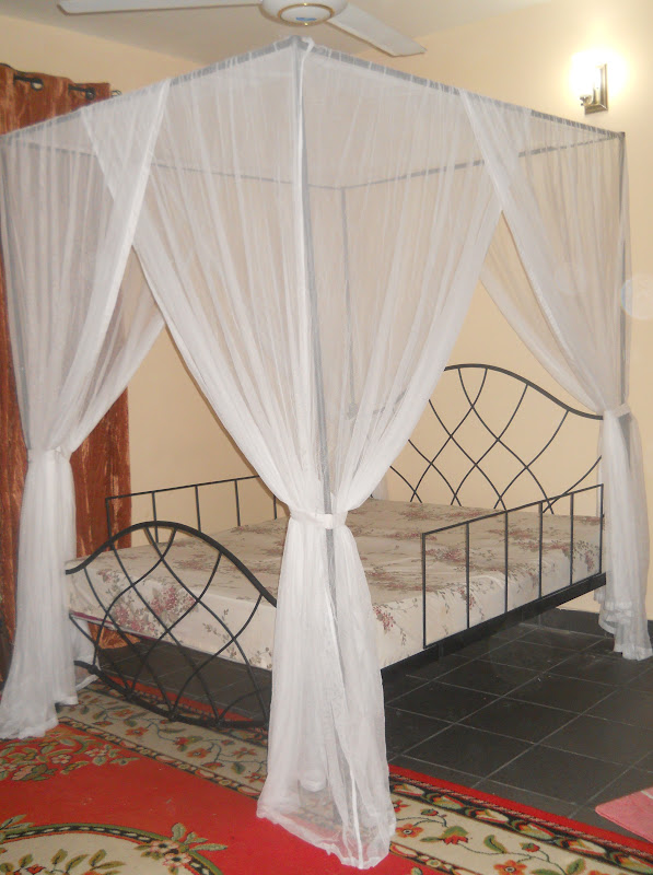 Kitanda cha chuma..... 5 by 6, Kazi ya Homez Deco four poster.... | All ...