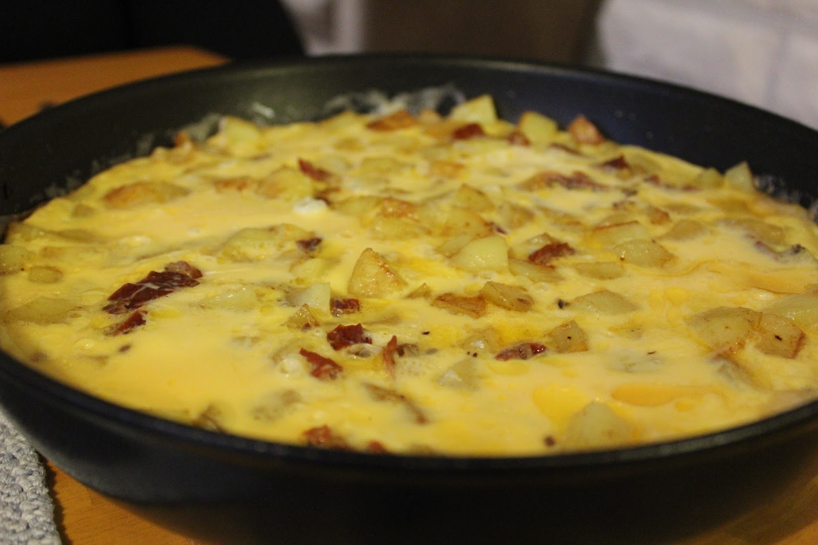 Mat och bak: Omelett med potatis och sallad med hallomi