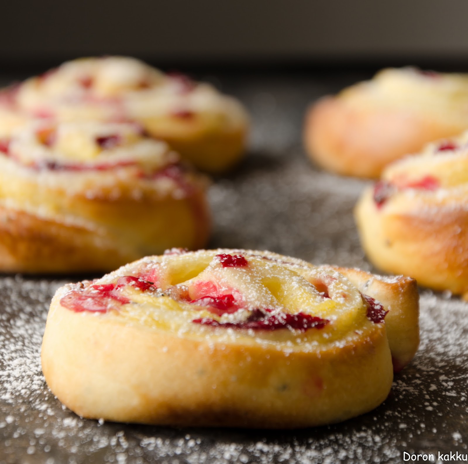 Doron kakku: Vanilja-puolukkapullat!