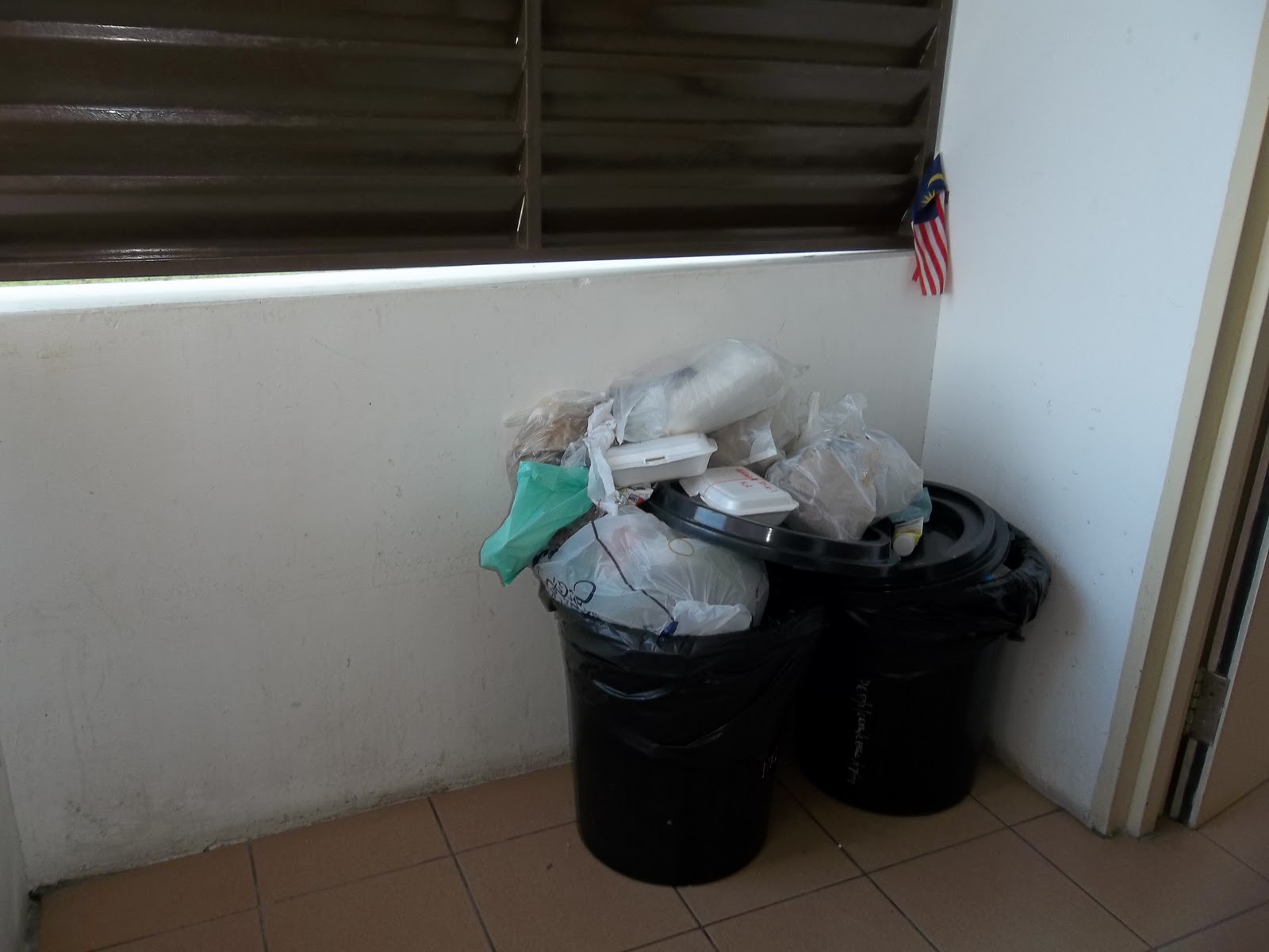 A Better Future: Tempat sampah di dalam Tong Sampah.