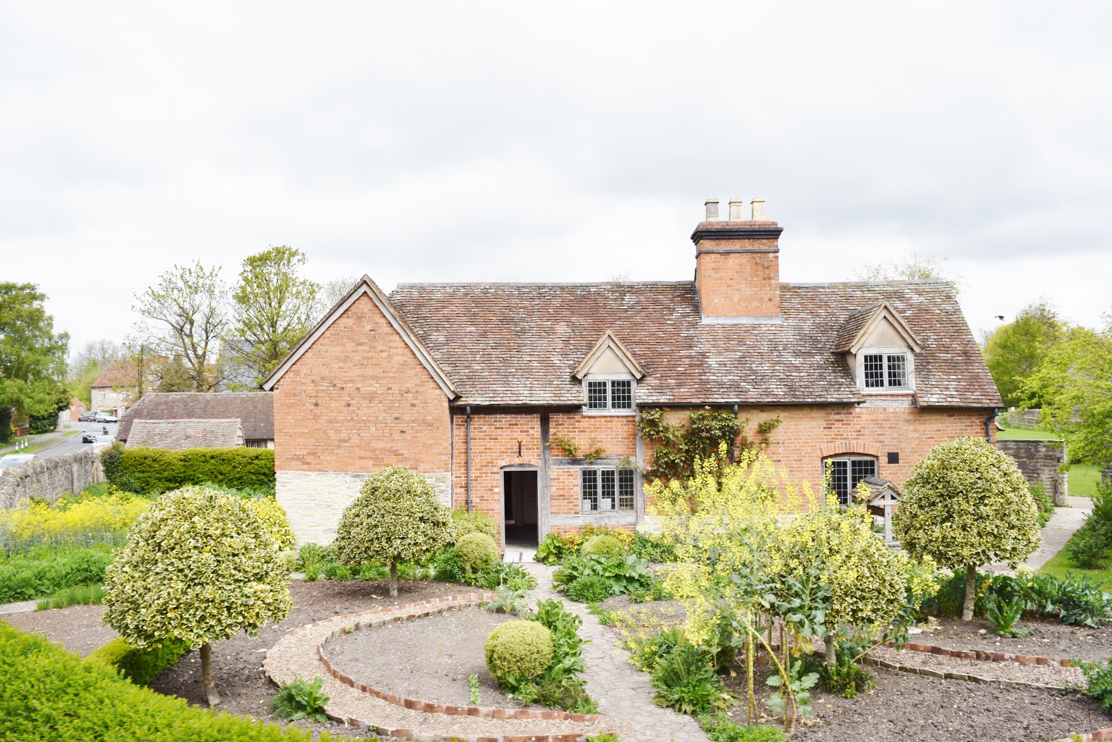 VISITING SHAKESPEARE'S ENGLAND - A Life With Frills