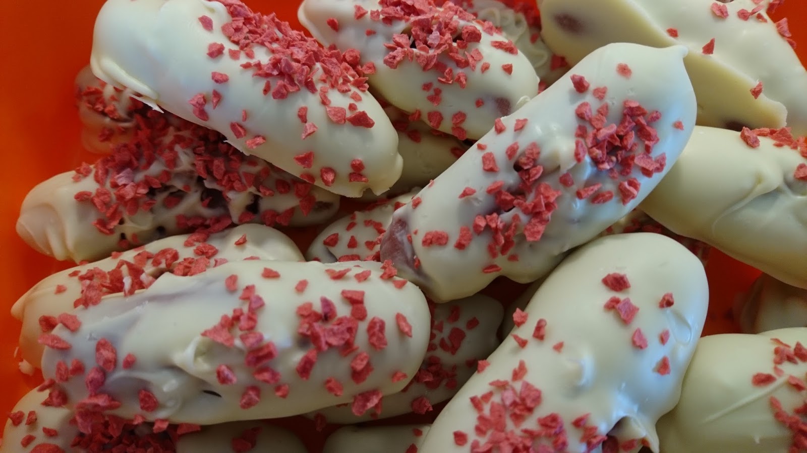 Kitchen of Kiki: Strawberry-champagne marzipan in white chocolate