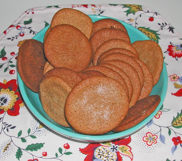 The Iowa Housewife: Honeyed Gingersnaps