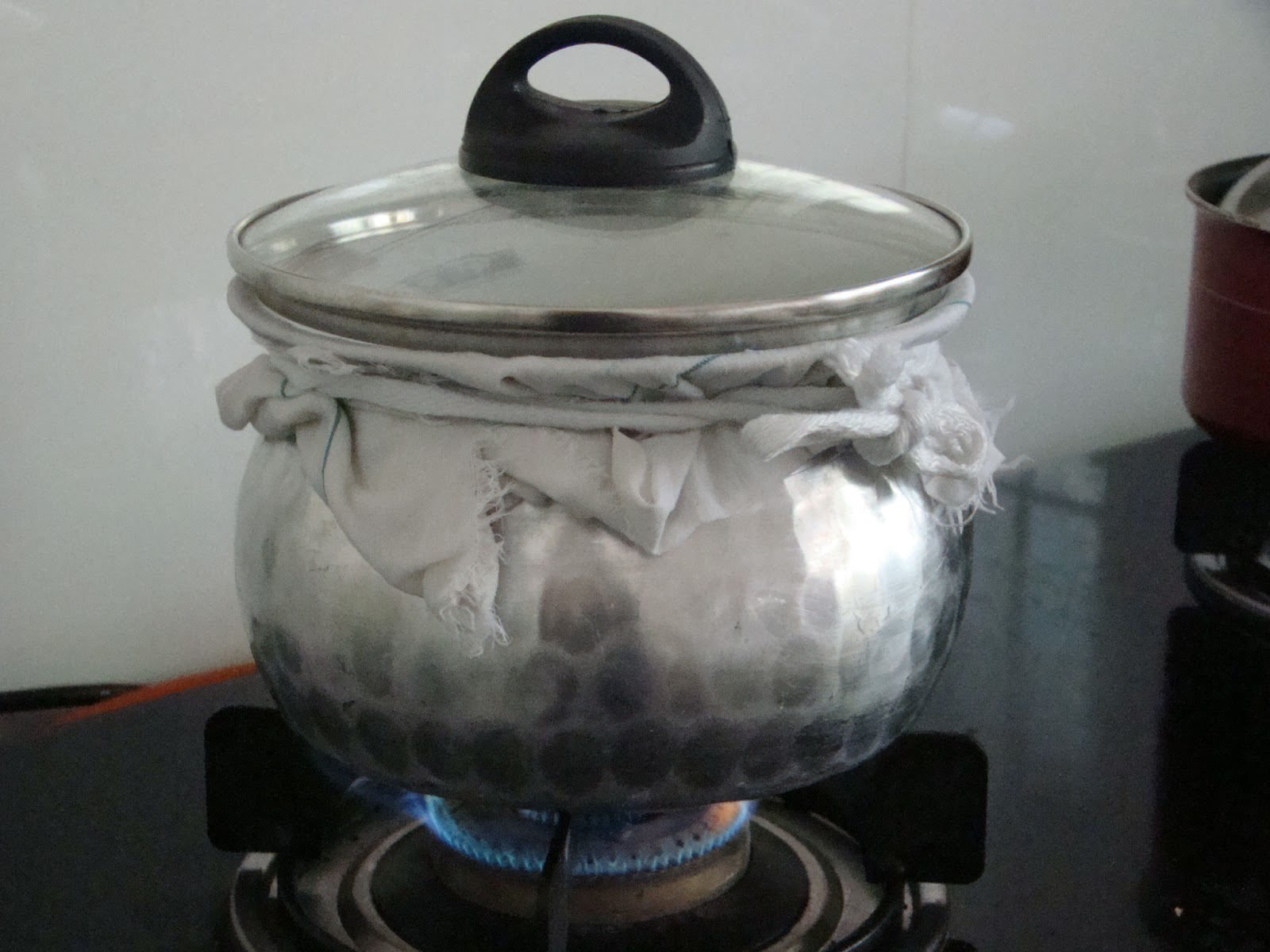 plantain leaf(Andhra Recipes): Minapa Kudumulu or Aaviri kudumulu