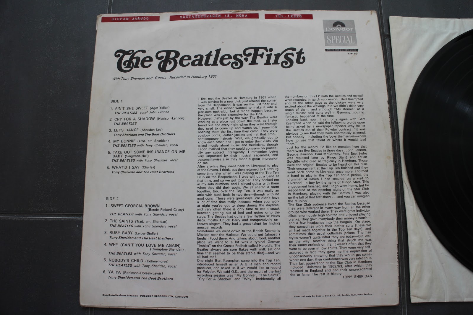 The Beatles-levyhylly: The Beatles' First -LP (UK 1st pressing) mono ...