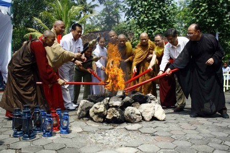 Mari berbagi: Cerita Rakyat Jawa Tengah - Merapen (Api Abadi)