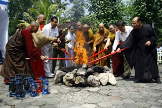 Mari berbagi: Cerita Rakyat Jawa Tengah - Merapen (Api Abadi)