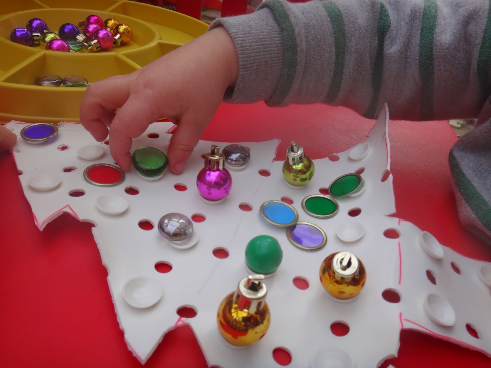 CRAWL2EXPLORE Creative play based ideas : Threading a christmas tree
