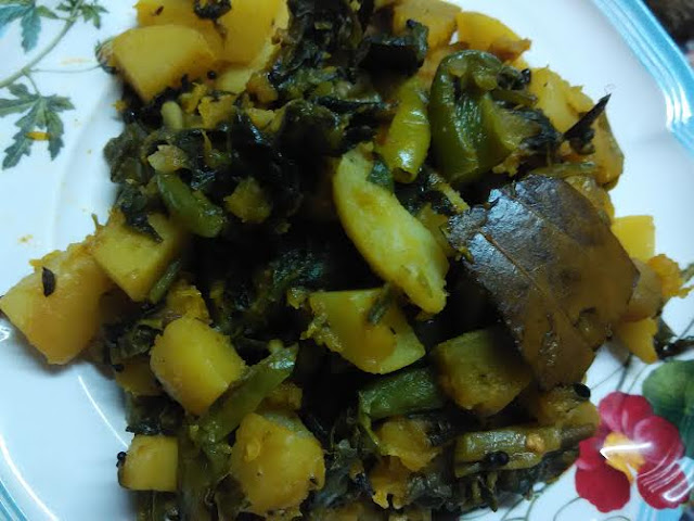 Poi Saag Bengali Style Mix Veg Recipe