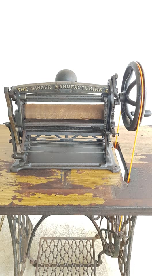 Hiasantempoedoloe&...: Vintage Singer Pleating Machine Ca.1920