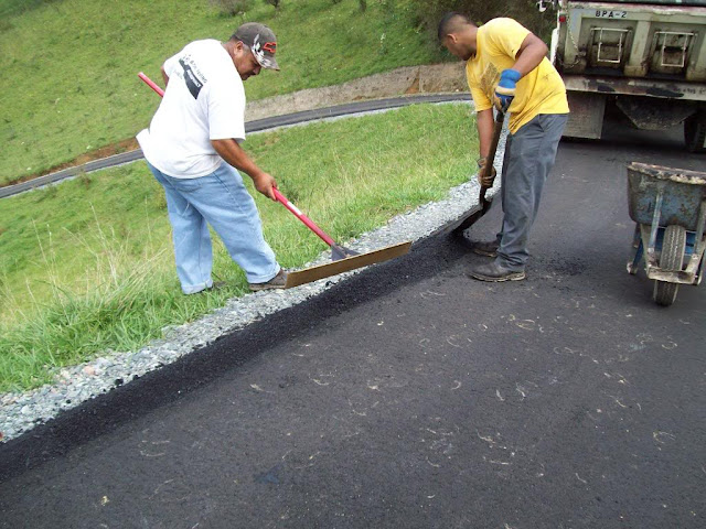 Mike and Lisa's World: Chapter 90...Making Curbs For Our Driveway