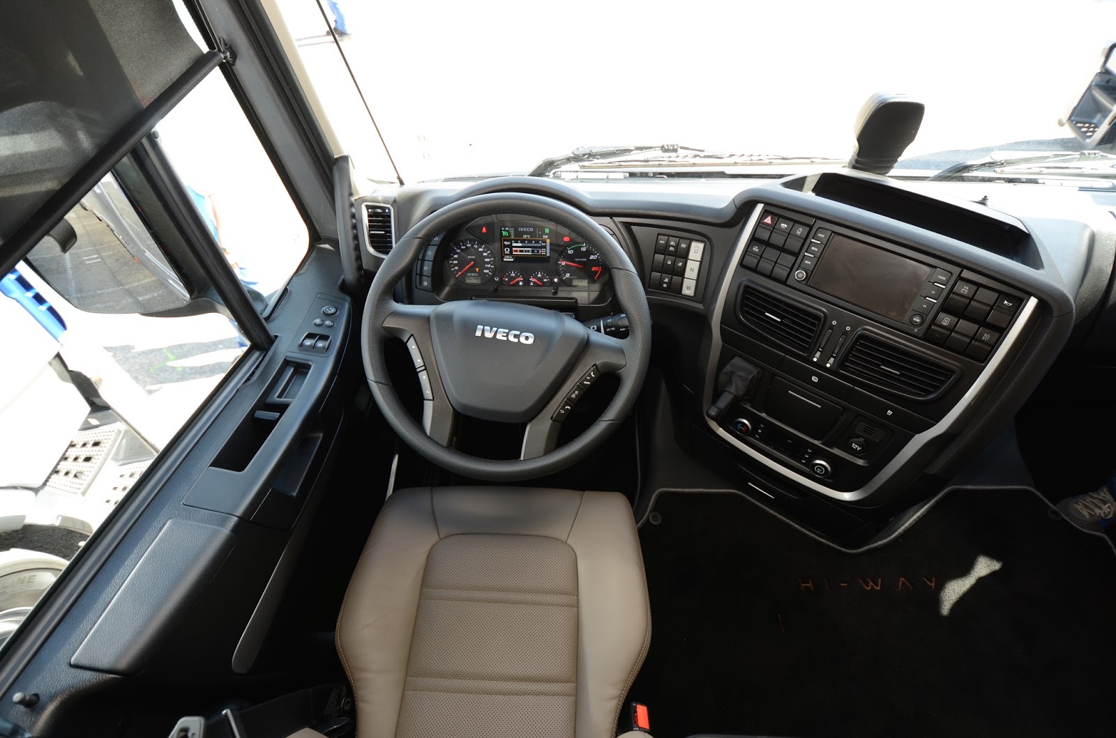 DIECIOCHO RUEDAS: CONFIRMADO... IVECO PRESENTÓ SU NUEVO STRALIS ...