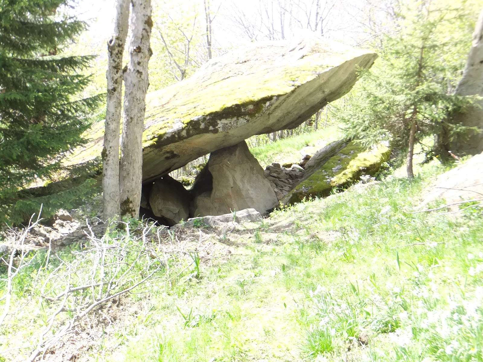 Instants Mauriennais: dolmen et pierres à cupules au Thyl