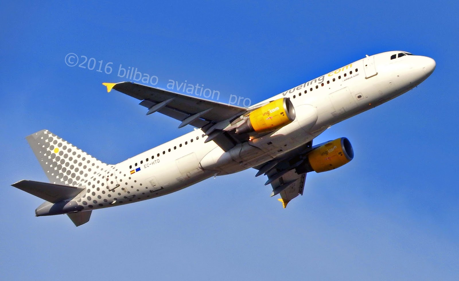 bilbao_aviation_pro: Vueling Airbus A320 EC-HTD "Unos vuelan, otros ...