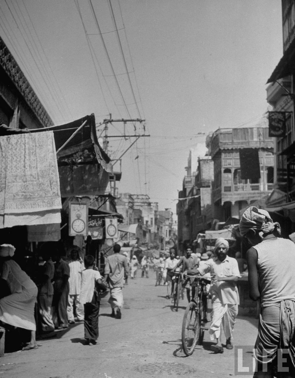 Street Scenes of Lahore - 1946 - Old Indian Photos