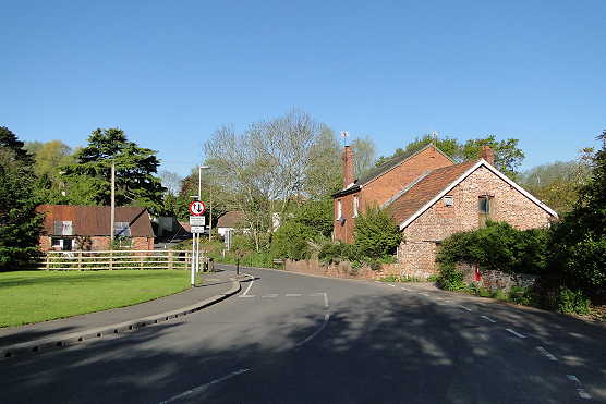 RAMBLES FROM MY CHAIR: A walk to the top of Pinhoe, Exeter.