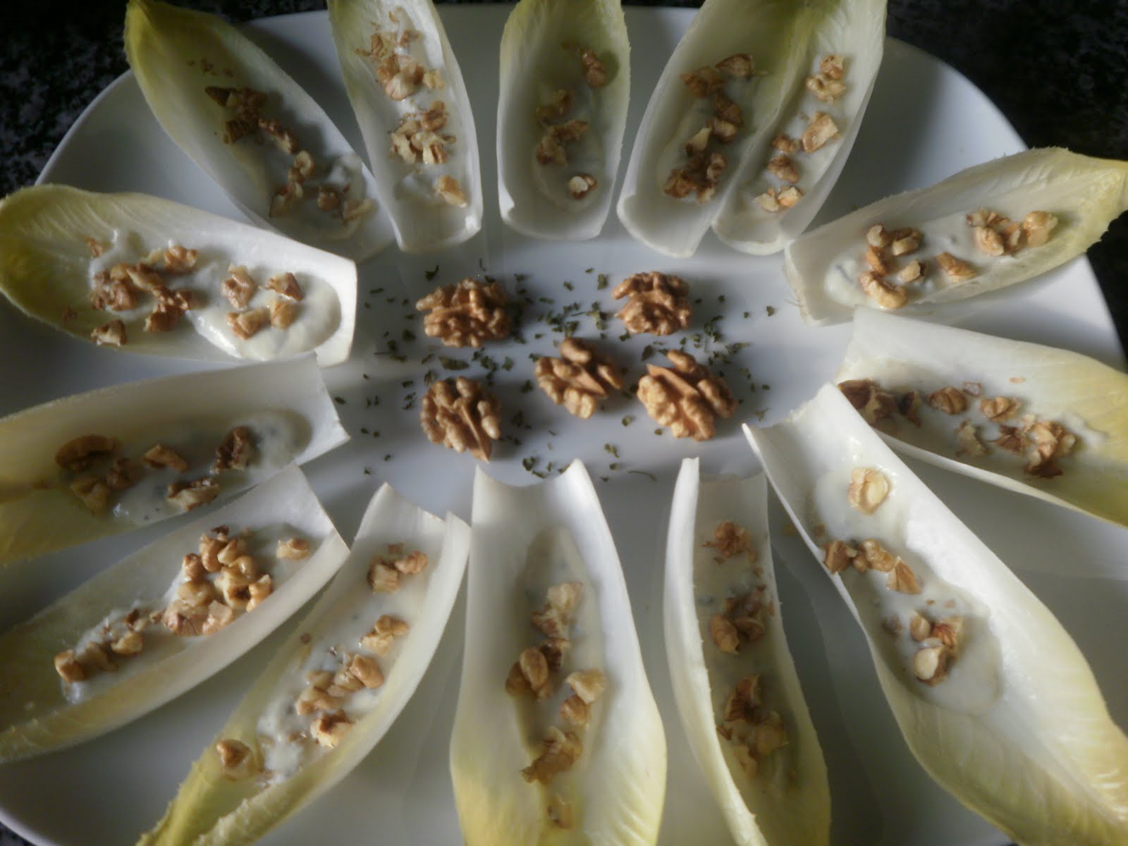 Una olla y laurel: ENDIVIAS RELLENAS DE ROQUEFORT Y NUECES