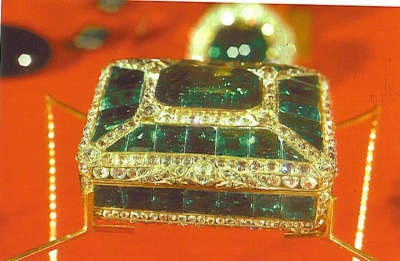 Tourism Places In World: emerald beads necklace iranian crown jewels ...