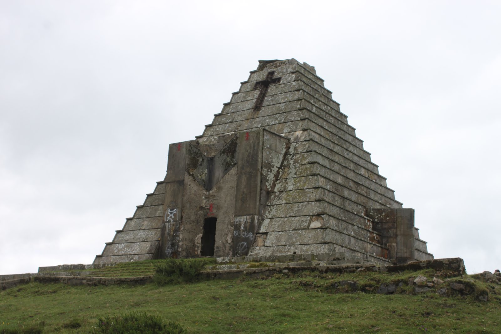 Otro día en el aire: La pirámide truncada