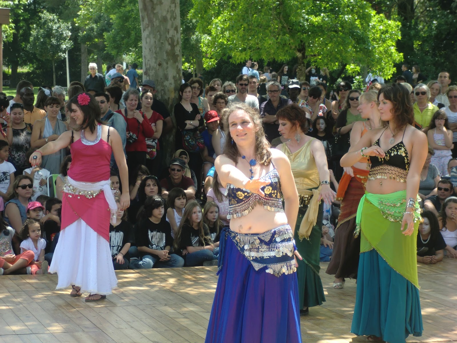 FURGONETA AZUL: BAILE ORIENTAL......