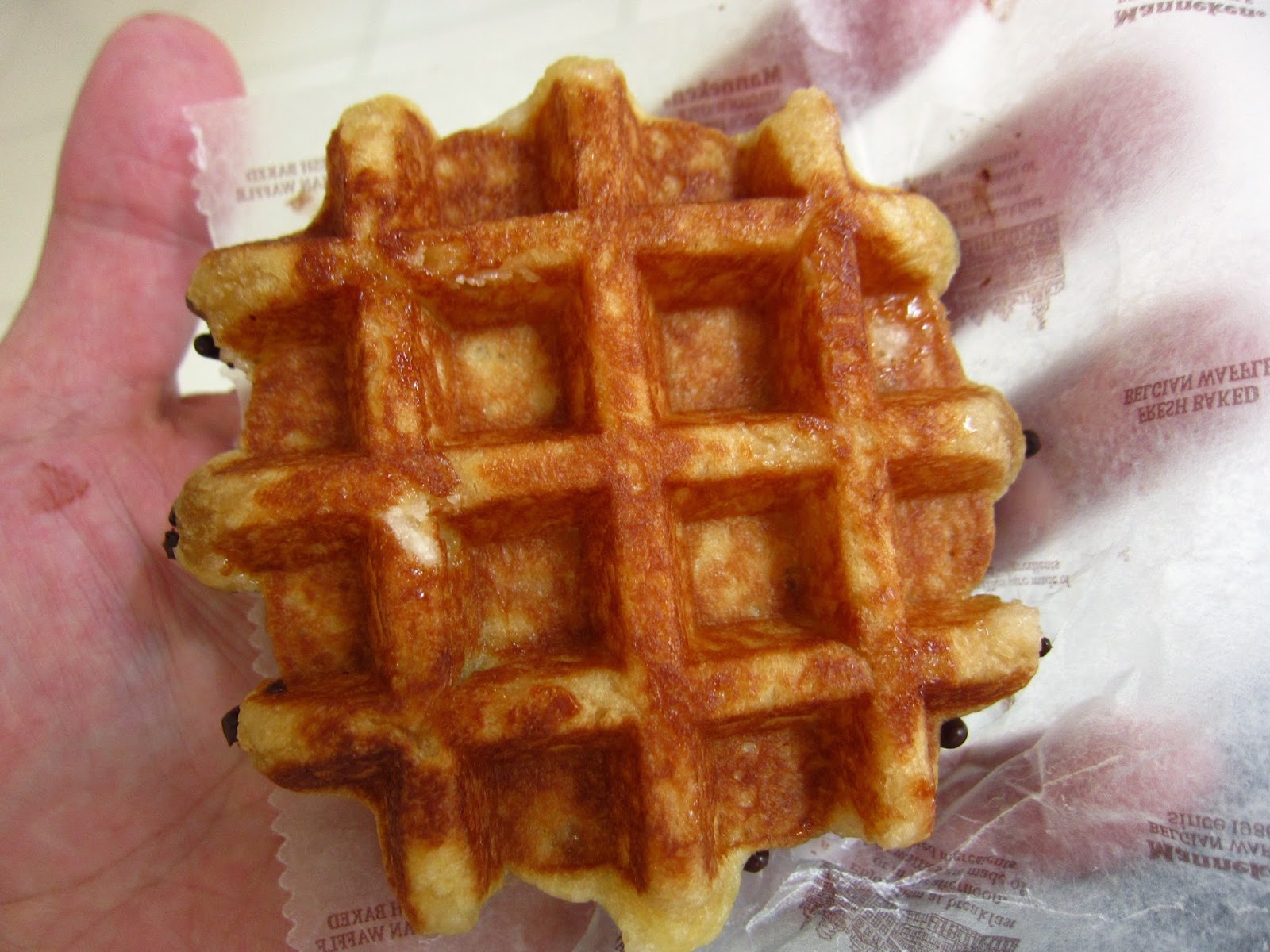 Tokyo Belly: AOYAMA: I spotted another Belgian Waffle shop MANNEKEN ...