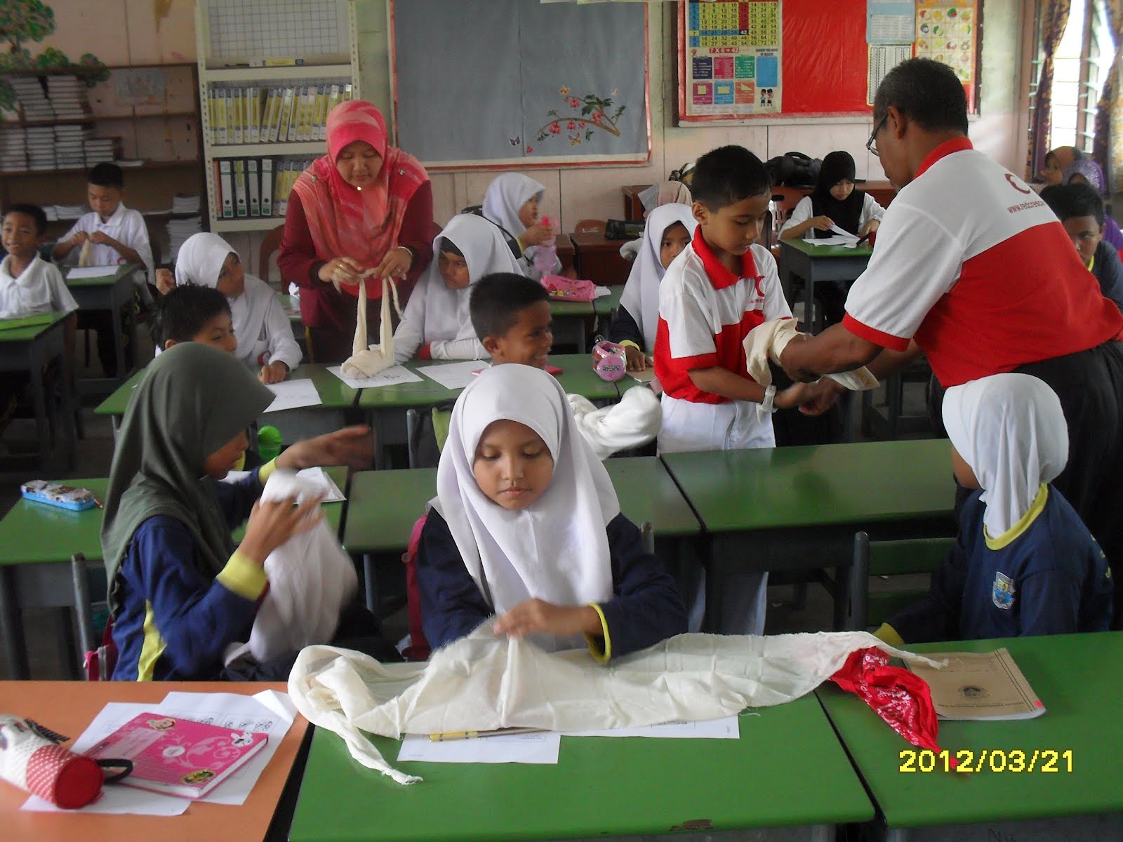 PERSATUAN BULAN SABIT MERAH SKPTLDM: Aktiviti Pertolongan Cemas Siri 1