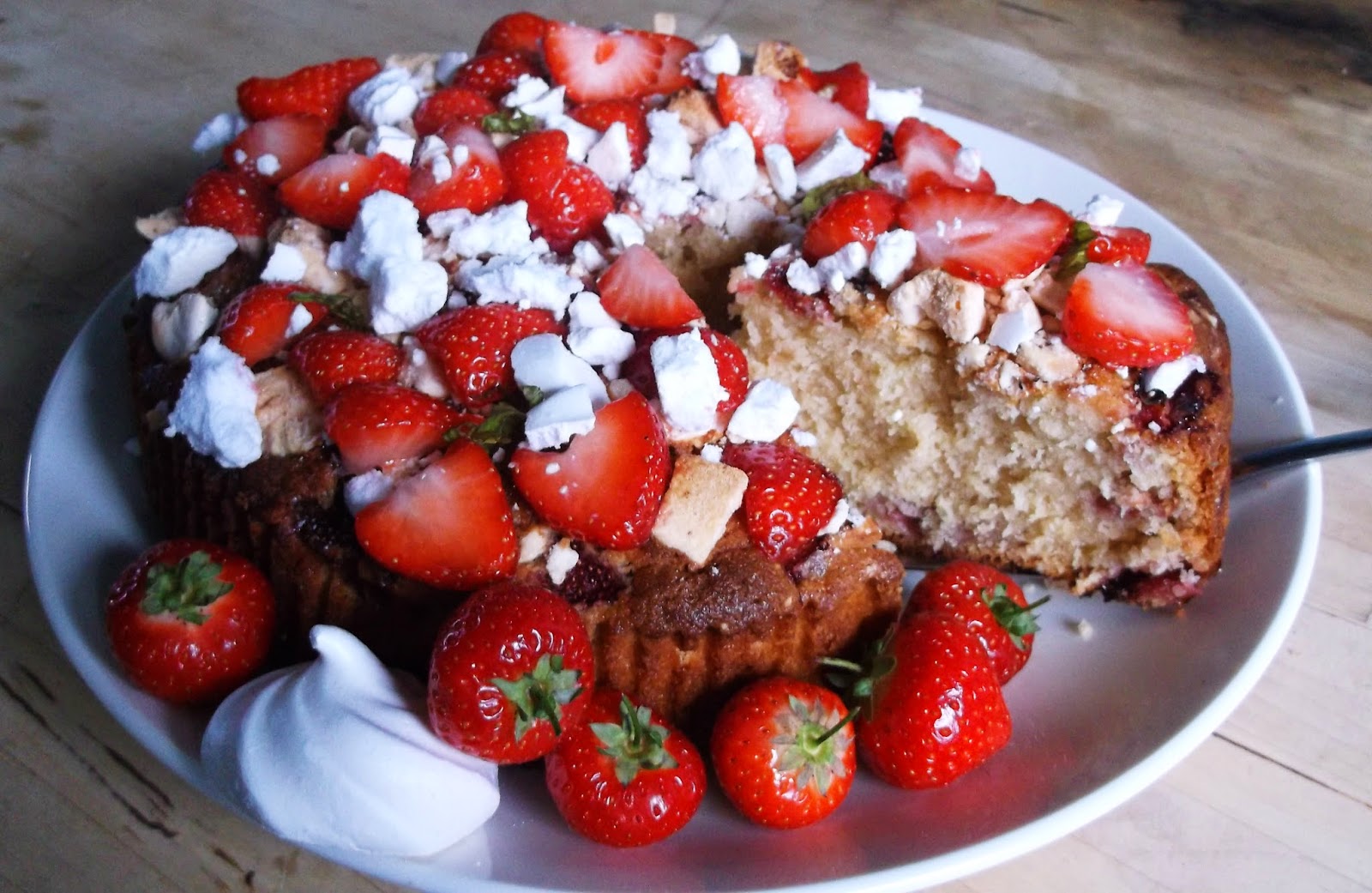 Domestic Sluttery: Let Her Eat Cake: Eton Mess Cake