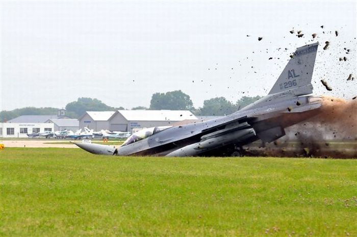 Sow Pics: Hard landing fighter