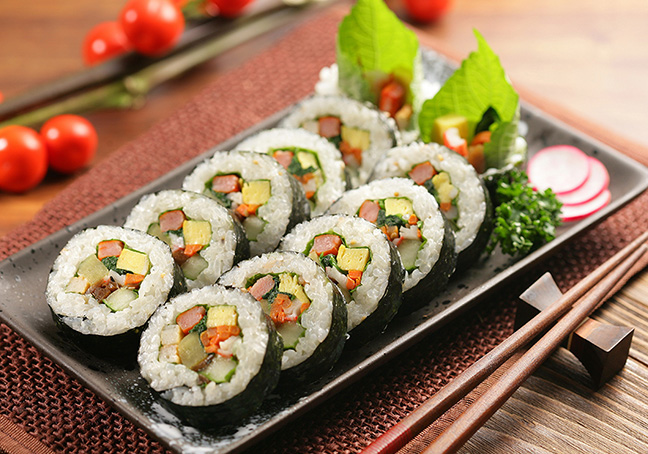 Cách làm cơm cuộn rong biển ngon nhất, ăn không bị tanh ai cũng làm được