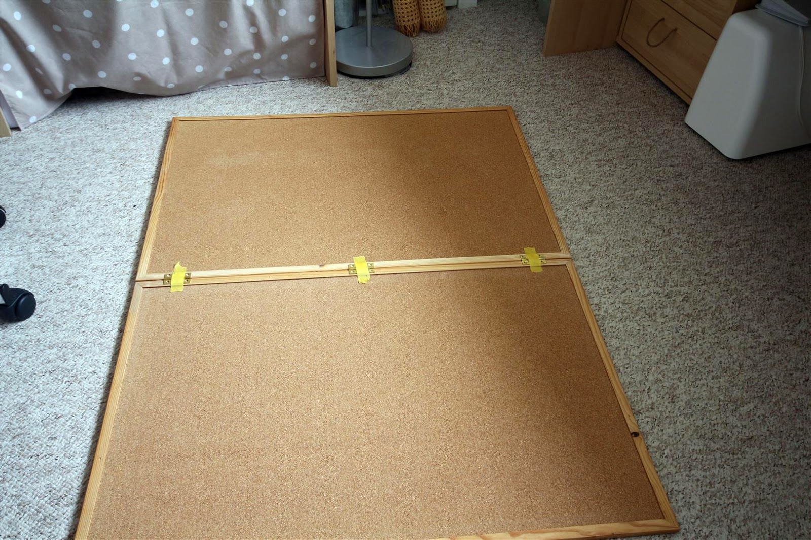 emuse: Multipurpose folding pinboard