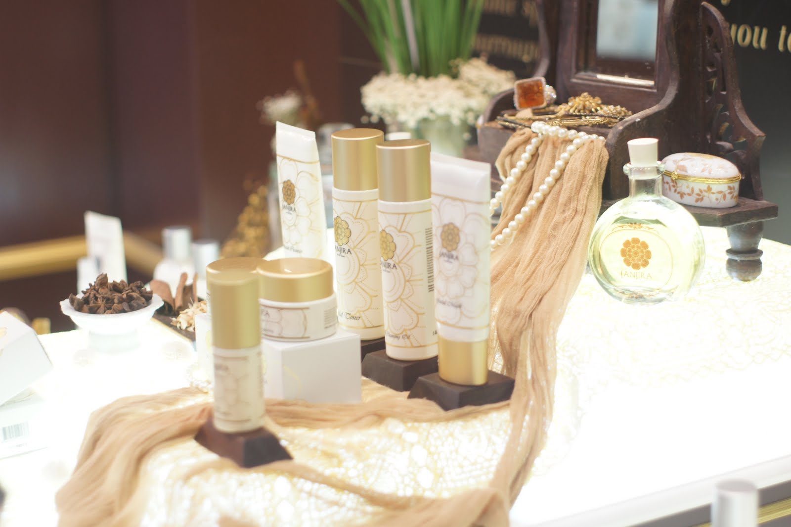 Display Design&Visual Merchandise for JANJIRA Art of Siam : Thai ...