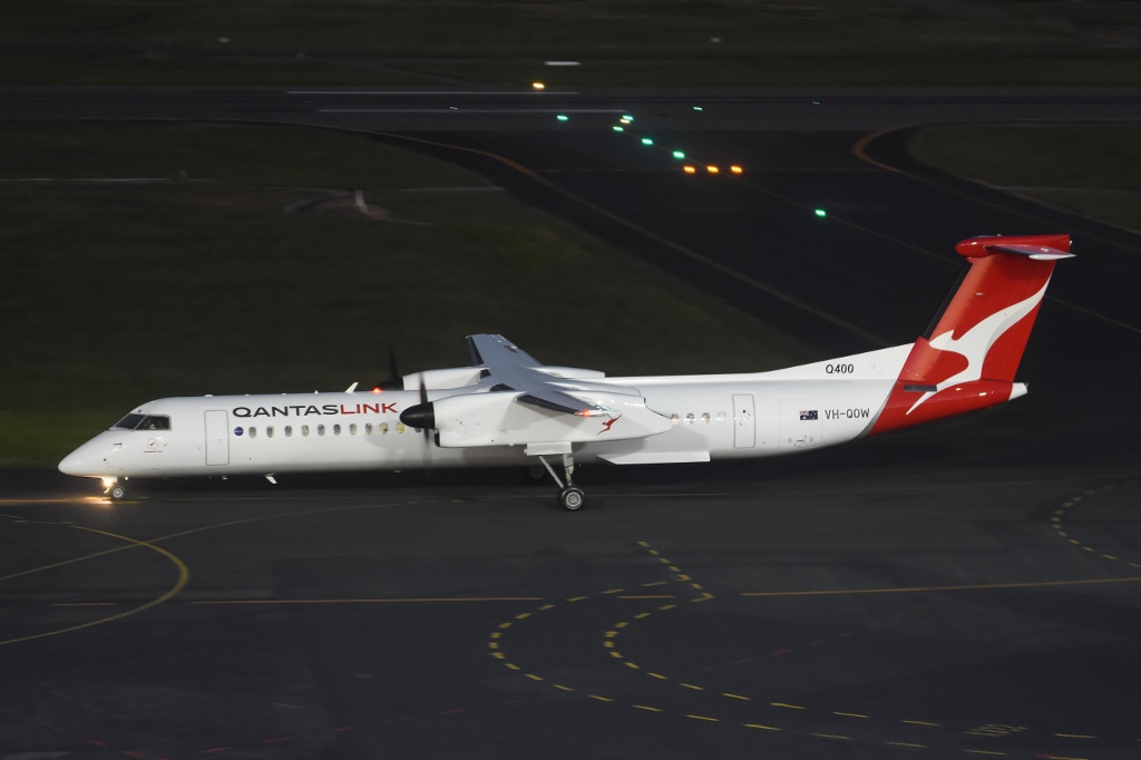 Central Queensland Plane Spotting: QantasLink Dash-8-Q400 VH-QOW ...
