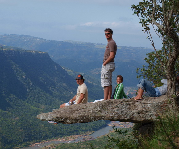 THE WORLD GEOGRAPHY: 10 Spectacular Overhanging Rocks