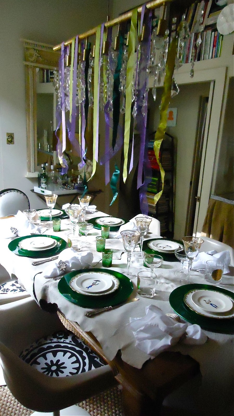 * T h e * V i s u a l * V a m p *: How To Use Emerald Green - The Table