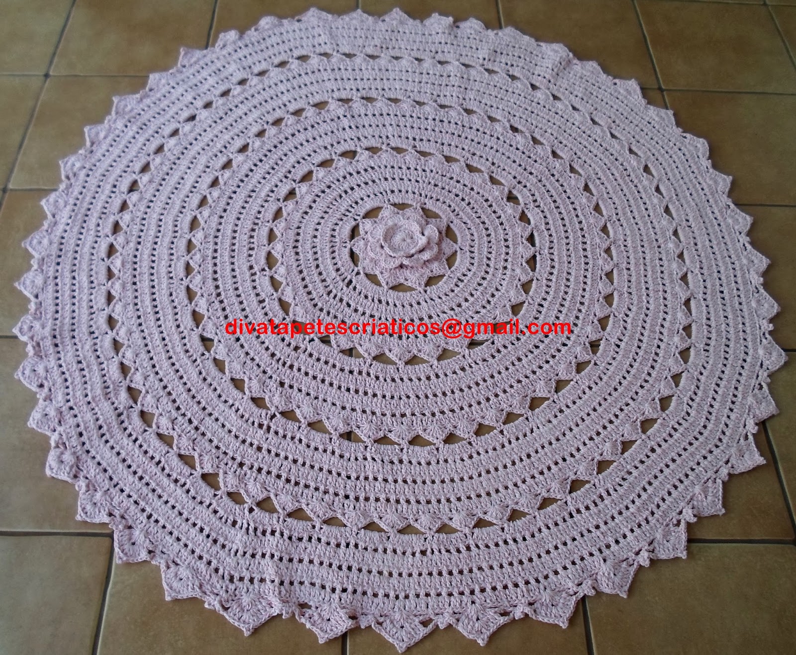 Tapetes Criativos: TAPETE REDONDO COR DE ROSA E ALMOFADA