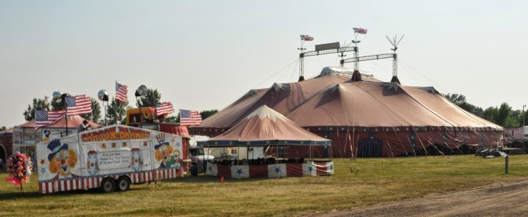 THE BALLOON MAN: CARSON AND BARNES CIRCUS