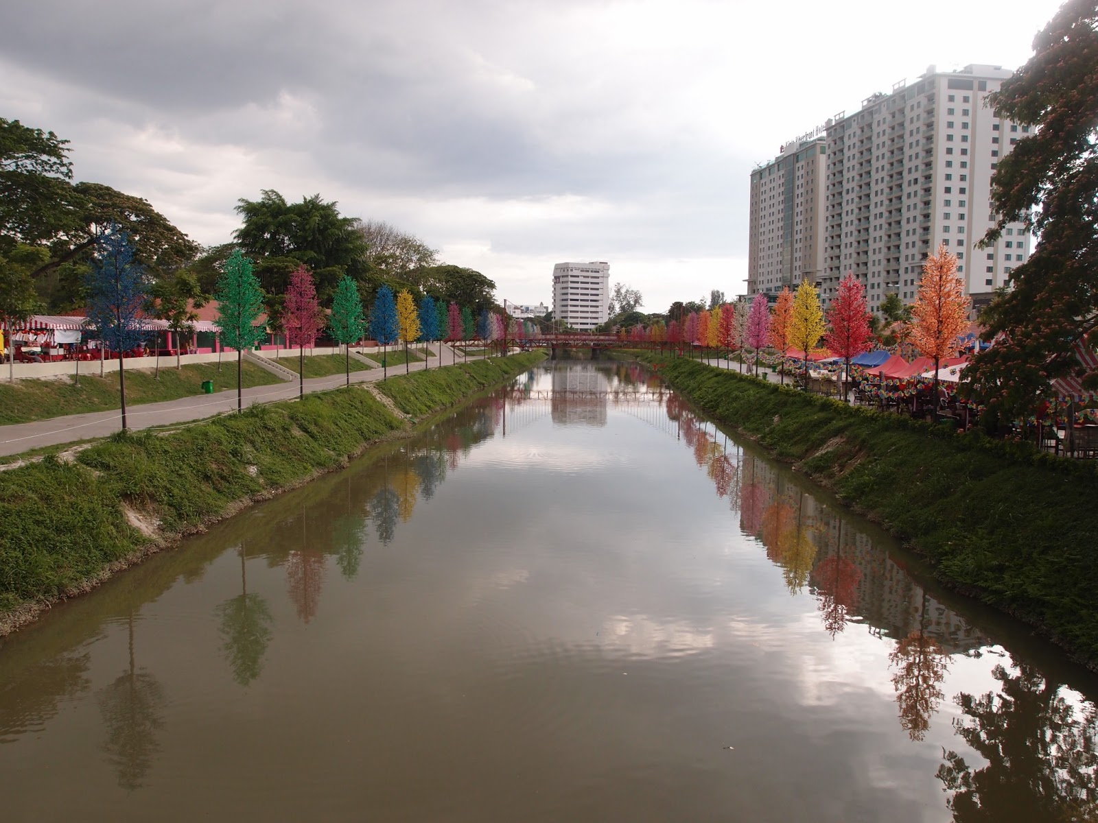 Xing Fu: RELAXING BY THE KINTA RIVER
