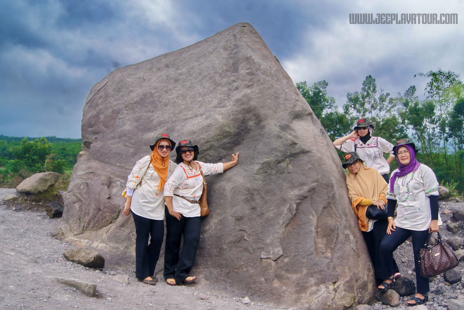 Batu Alien | Paket Wisata Jeep Lava Tour Merapi MGM Adventure