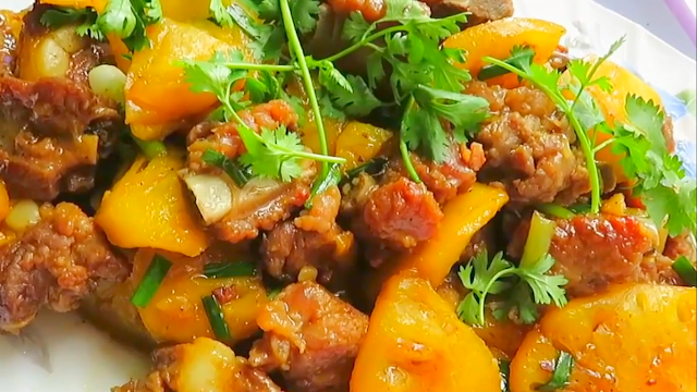 How to cook ឆាម្នាស់ជាមួយឆ្អឹងជំនីជ្រូក Homemade Food In Cambodia ...