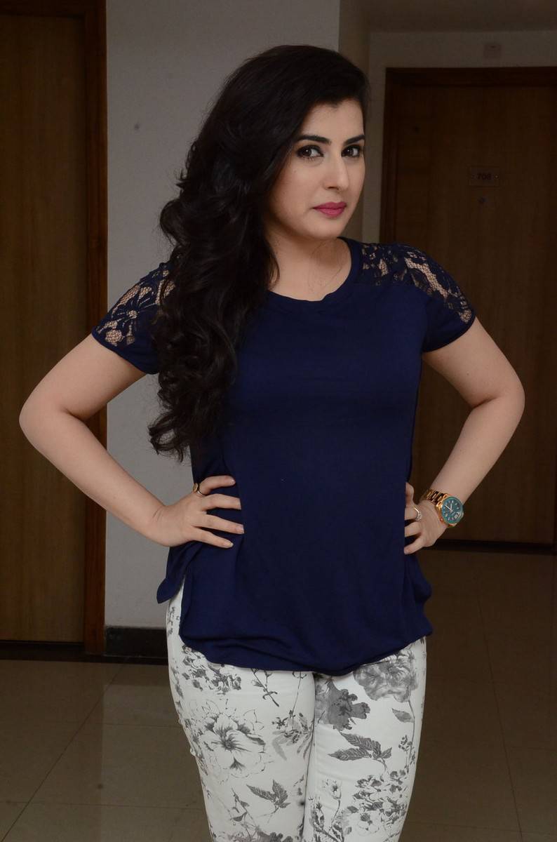 Archana Veda Hot Curves in Jeans Hd Images - Wiral Beauties