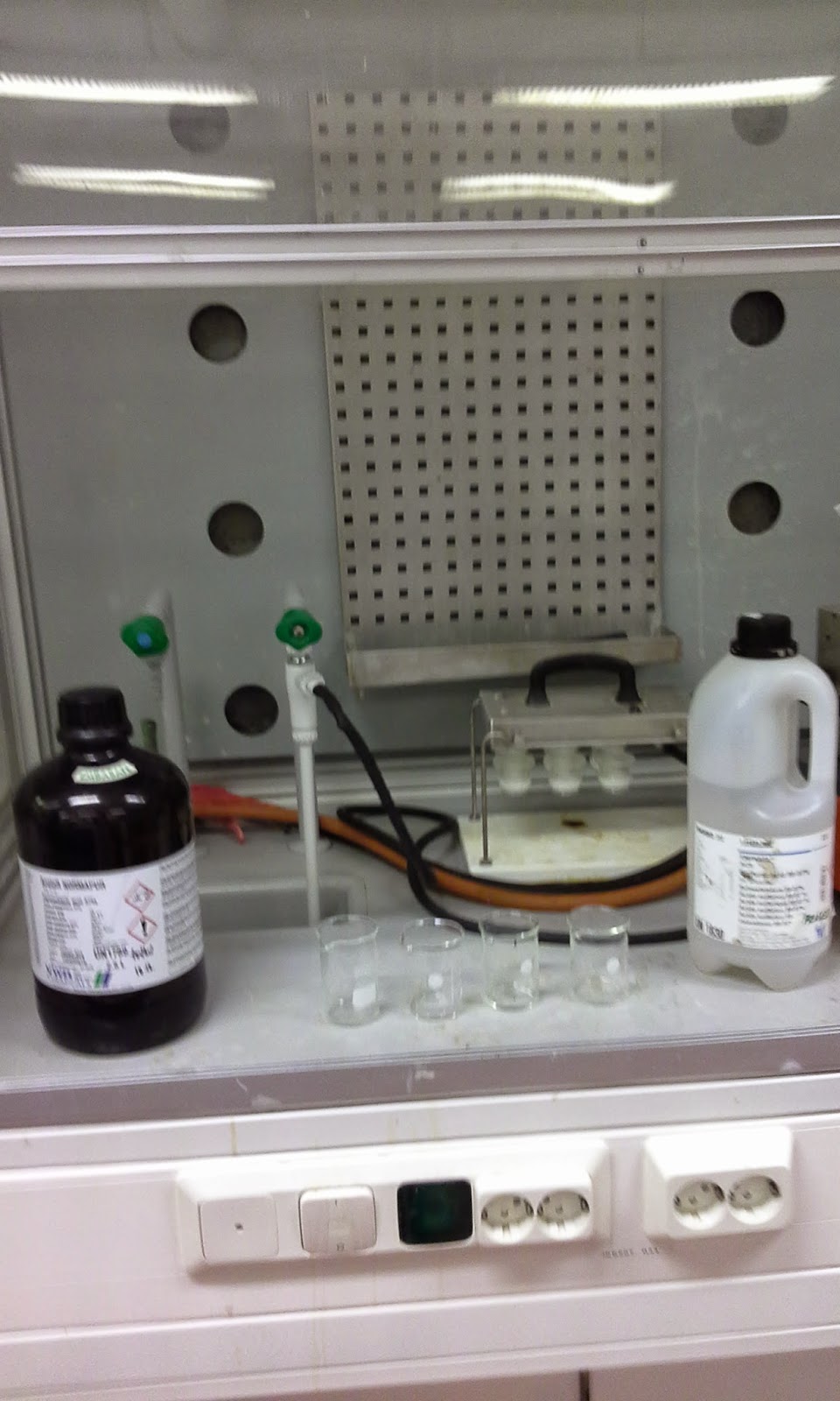 Pipettipäiväkirja: Happojen käsittelyä ja neutralointia