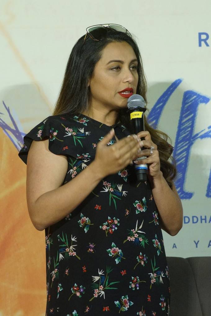 Rani Mukerji Hot Long Legs Photos In Black Mini Skirt - Glamorous ...